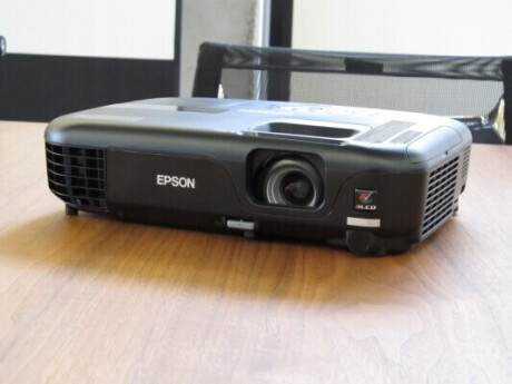 Epson EB-X02 Beamer mit 2600 ANSI-Lumen und XGA Auflösung Einsteiger ...